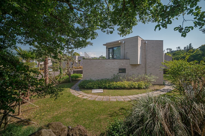 애월 독채풀빌라 6인,  300평프라이빗, 24시간미온수풀, 신성의 숲 포레스트 리빙 8동 - Jeju