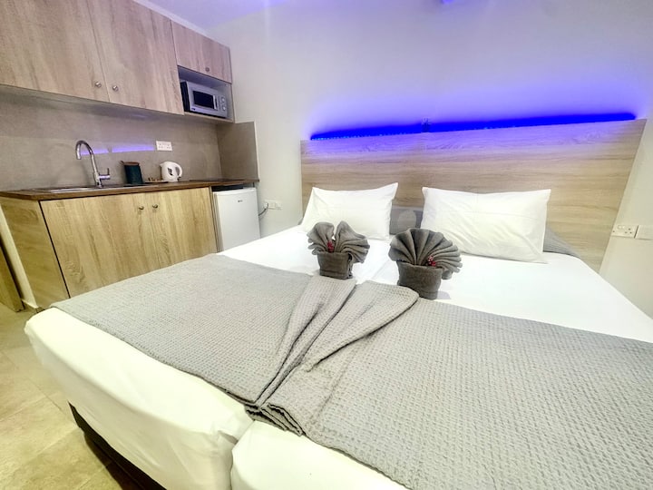 Sun Plaza - Superior Studio, Patio & Pool Access - Ayia Napa
