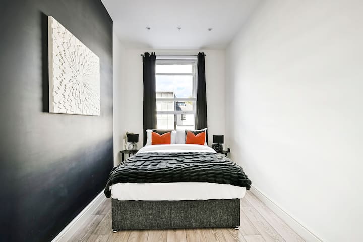 Ealing Apartment | Steps To Metro | Workspace - Ruislip