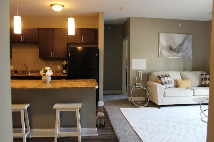 2 Bedroom Near Jordan Creek Mall, Top Golf, Dmu - West Des Moines, IA