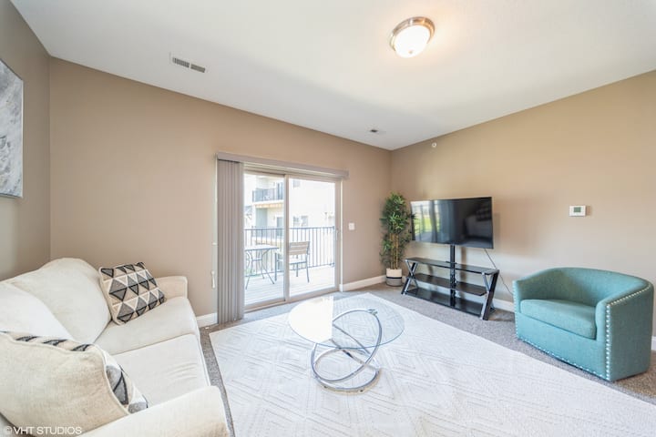 2 Bedroom Near Jordan Creek Mall, Top Golf, Dmu - West Des Moines, IA