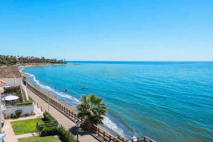 Palm Breeze Beachfront Suite - Costa del Sol