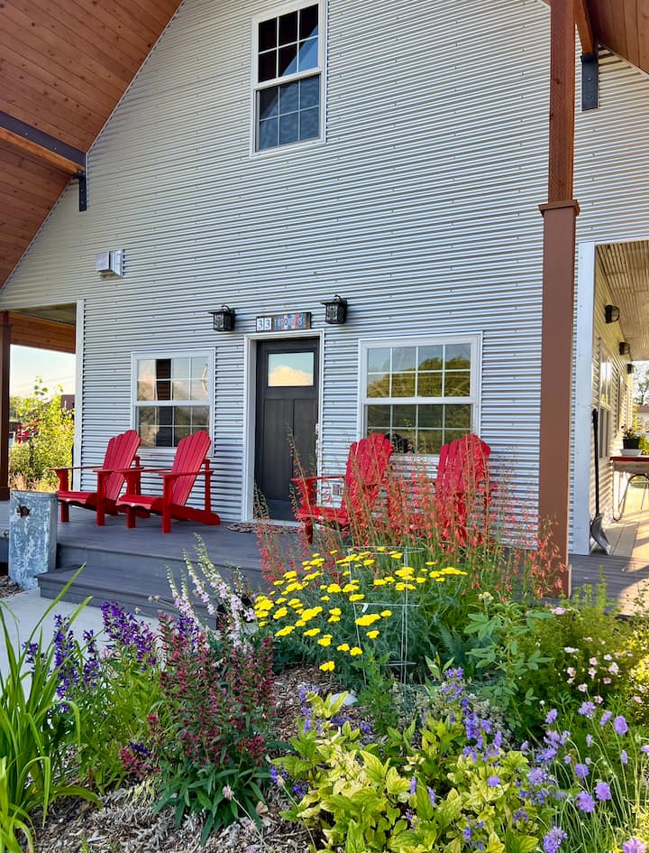 Tiny Town Cottage - Bozeman Hot Springs & More! - Four Corners, MT