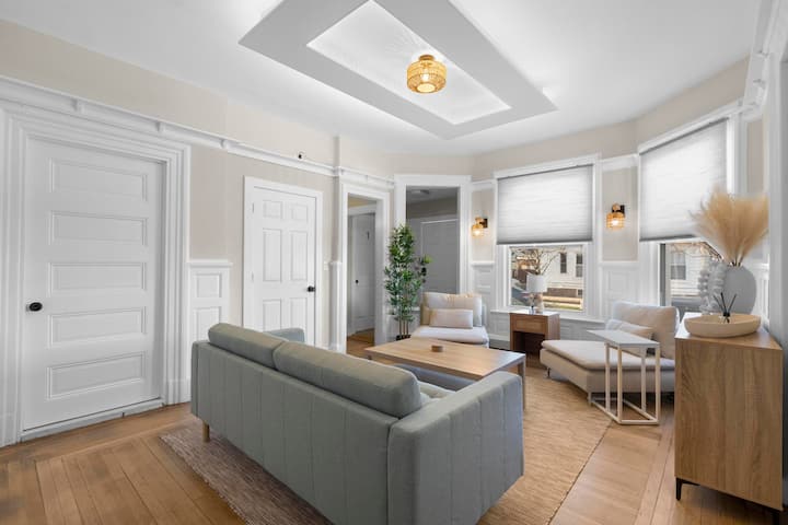 (2) Yale New Haven - Modern Room - New Haven, CT