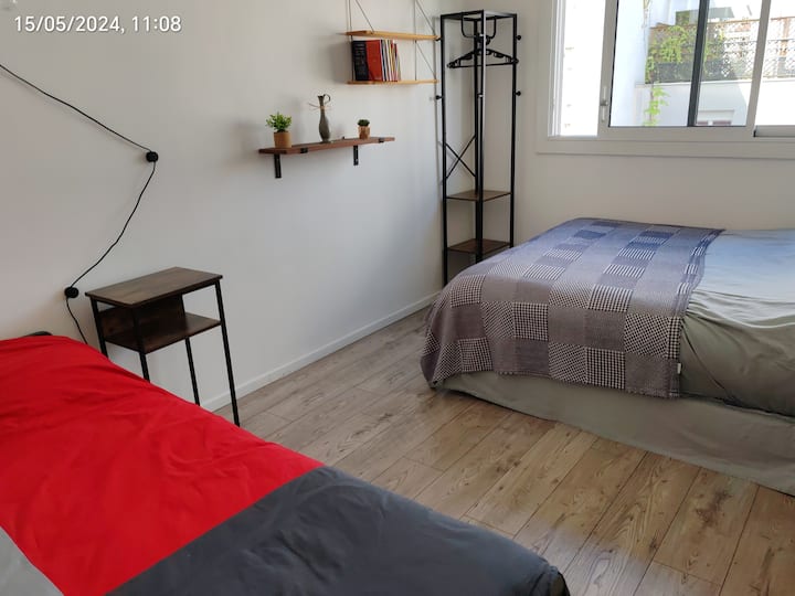 Chambre 3 Personnes Dans Appartement Avec Terrasse - Paris