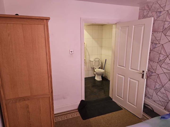 Room 2, En-suite - Doncaster