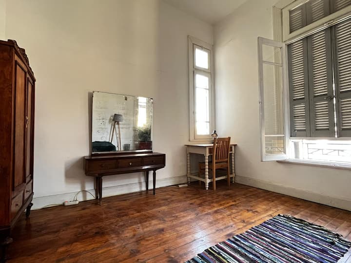 Spacious Wooden Haven Amid Historical Cairo - Le Caire