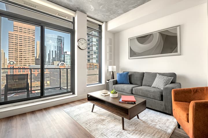 Luxe Downtown Hideout W / Skyline Views - Calgary