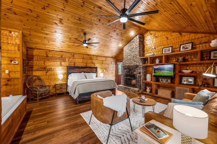 Cozy Modern Cabin • Mountain Getaway + Garage - Townsend, TN