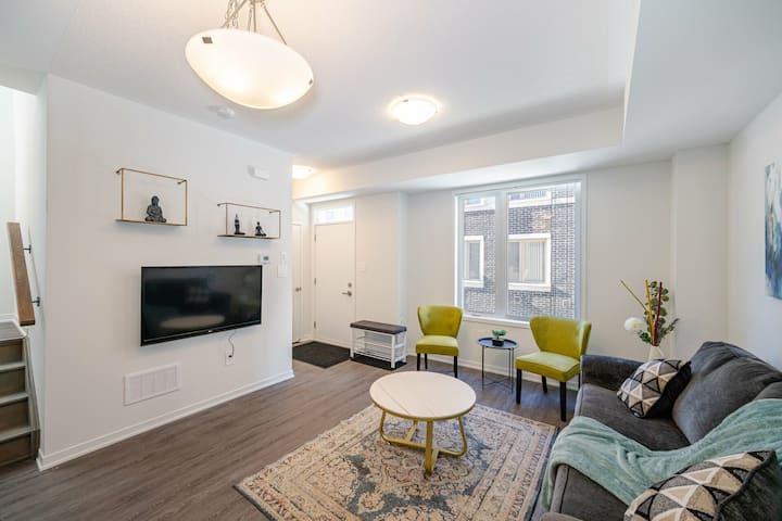 Centrally Located 3-bedroom Townhouse In Vaughan - Vaughan