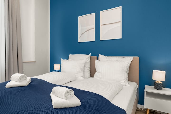 Shiny Homes | Large City Apartment - Bielefeld