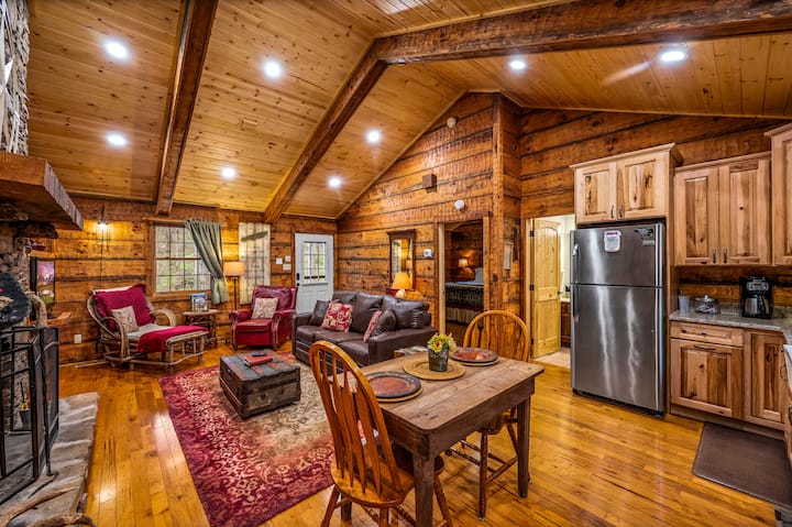 A Woodsy Retreat With Classic Smokies Style - Townsend, TN