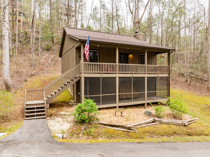A Woodsy Retreat With Classic Smokies Style - Walland, TN