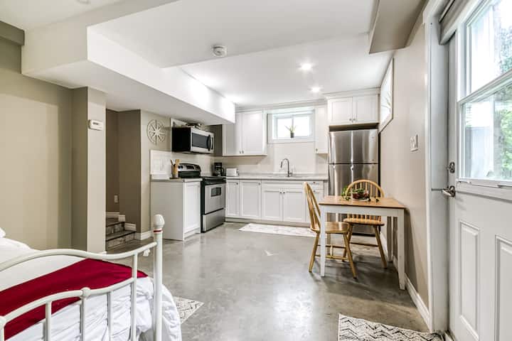 Cozy Bright Bachelor - Greater Sudbury