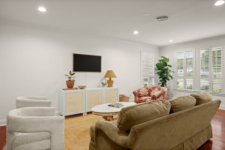 Cottage Charm + Downtown Strolls Await • Sleeps 6 - Georgetown, TX
