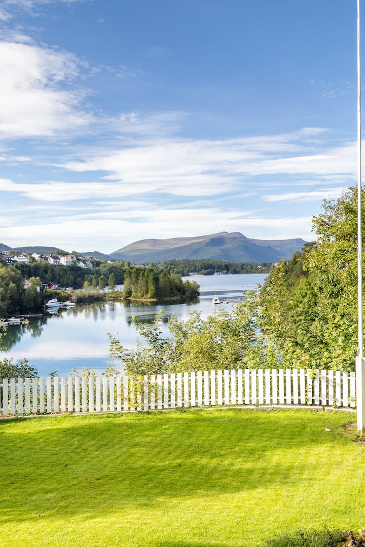 Lys,romslig Leilighet Med Nydelig Utsikt I ÅLesund - Alesund
