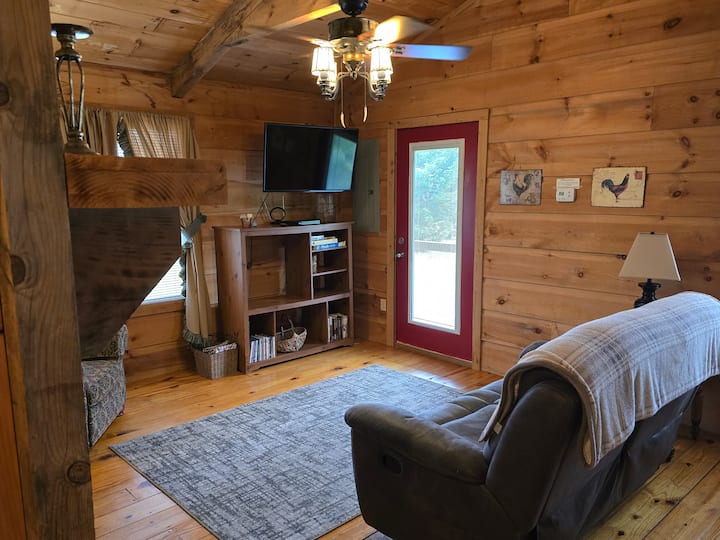 Lazy Day's~        Romantic Cabin At The Pond - Monterey, TN