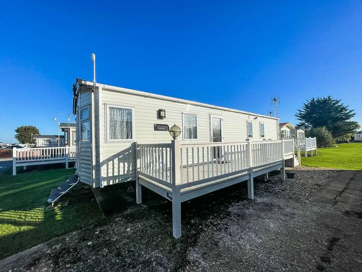 Caravan With Decking In Essex Ref 27549sw - Clacton-on-Sea