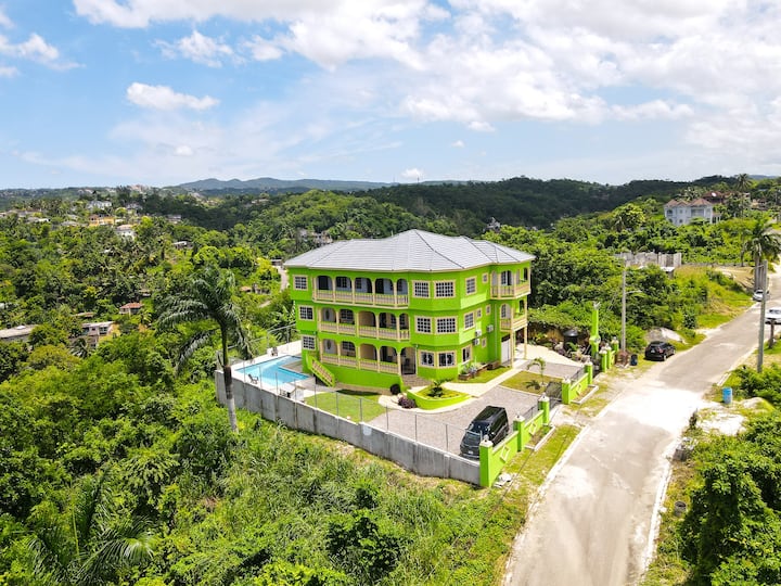 Montego Bay Villa! 5 Bedrooms, Amazing Views! - Montego Bay