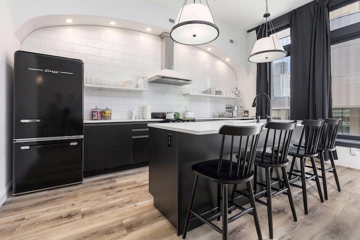 Decadent Cityscape Retreat. Hollyhock Suites - New Albany, IN