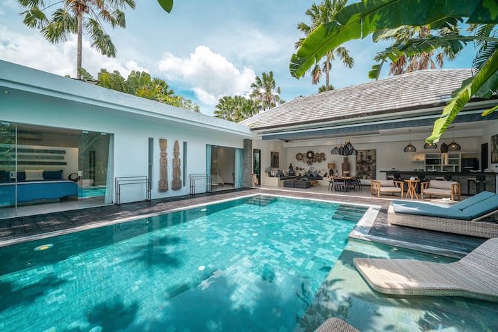 Sleek & Sophisticated 3 Br Villa In Seminyak - Kuta