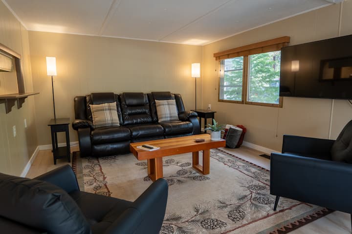 Modern Graeagle Retreat | Deck, Bbqs & Fast Wi-fi - Graeagle, CA
