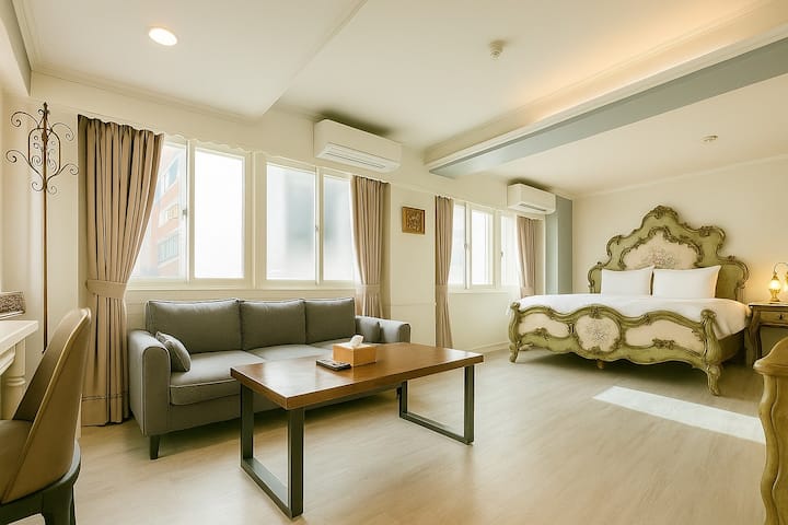 毗鄰勤美綠園道.草悟道/家庭四人房(2人即可入住)(續住有優惠)/客廳.小吧台/美食商圈/審計新村 - Taichung City