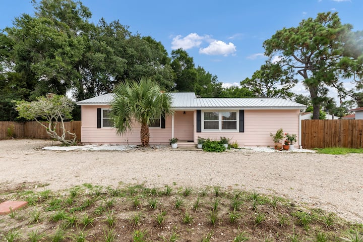 Sweet Midcentury Cottage Near The Beach - Fort Walton Beach, FL