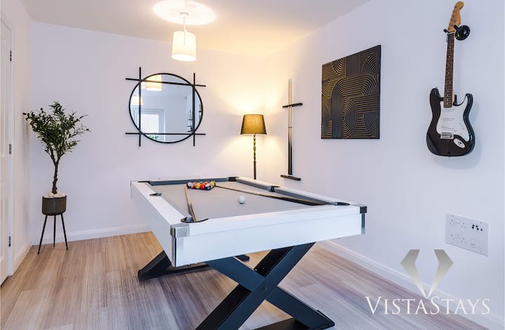 Free Parking |  Pool Table/table Tennis | Netflix - Oldham