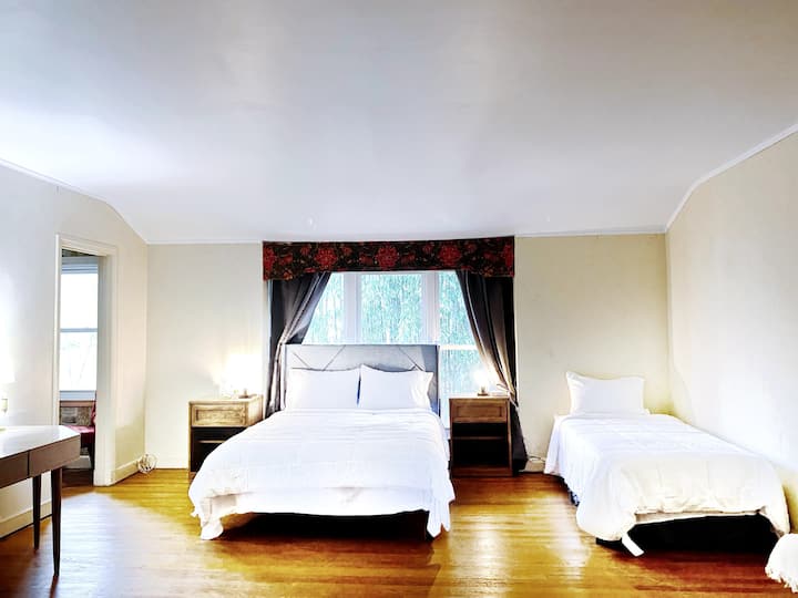 Spacious & Peaceful Retreat - Edison, NJ