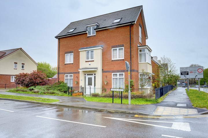 Rugby 2-br Apt | Ensuite | Free Parking | Central - Lutterworth