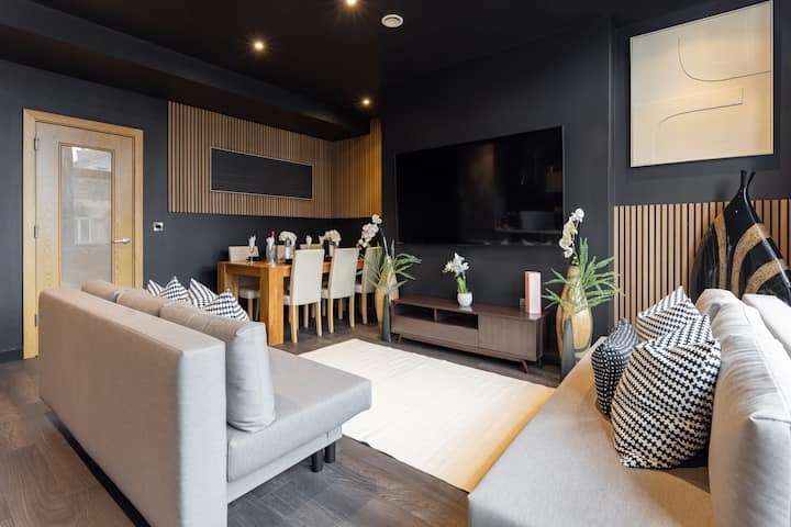 Glamorous City Retreat – Luxury Stay In Prime Spot - Liverpool