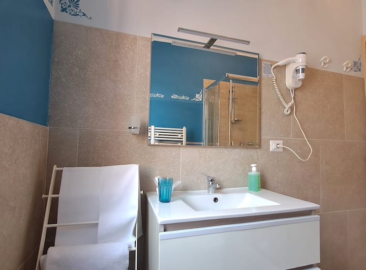 Camera Blu Con Bagno E Balcone - Ladispoli