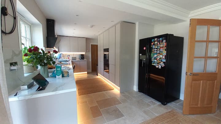 Double Room/private Bathroom/modern Home+parking - Bracknell