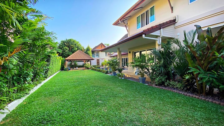 Beautiful Spacious 4 Bedroom Serviced Pool Villa - 푸켓