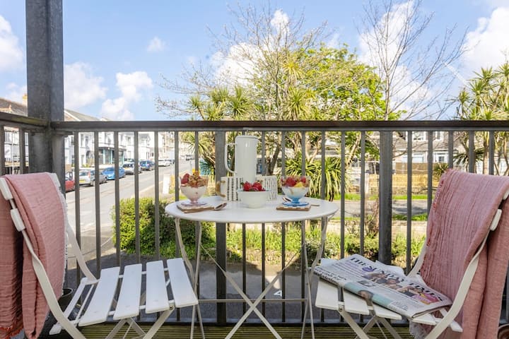 Style-led Apartment With Private Parking Space - Newquay