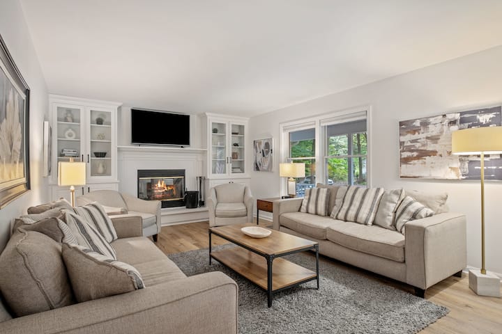 Stay With Branch | Playful Downtown Escape - 소개턱