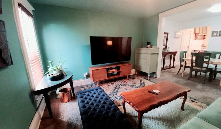 Earthvine: Zen Pet-friendly Downtown Oasis - Iowa State University, Ames