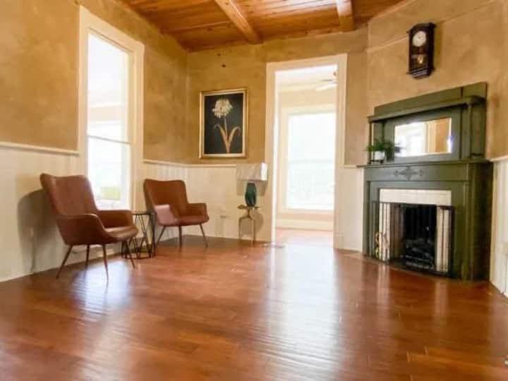 Romantic Victorian Home Close To Downtown! - Seguin