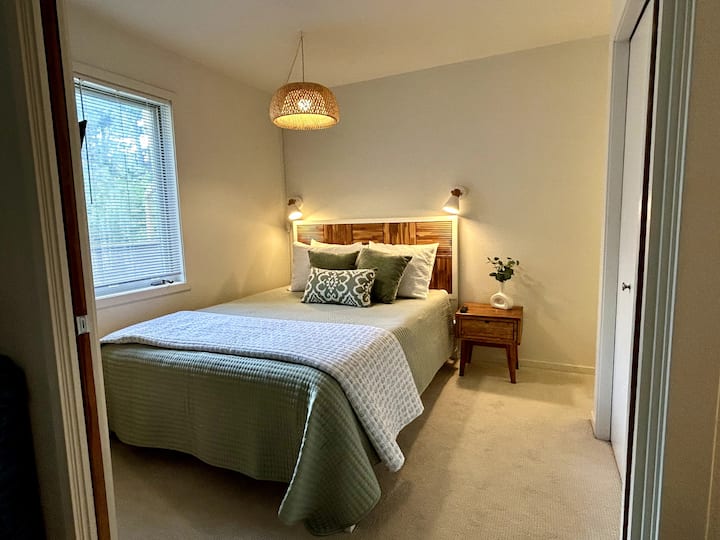 Sunny Boulder Condo W/ Patio & Covered Parking - Boulder, CO