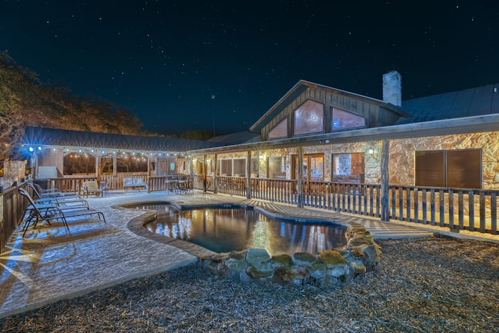 ⟫La Mansion - Pool - Outdoor Bar - Sleeps 21 - Concan, TX