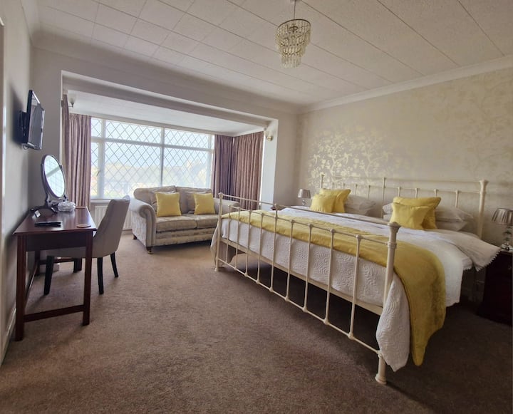 Room 1 The Coast Yard. (No Dogs) - Bracklesham Bay