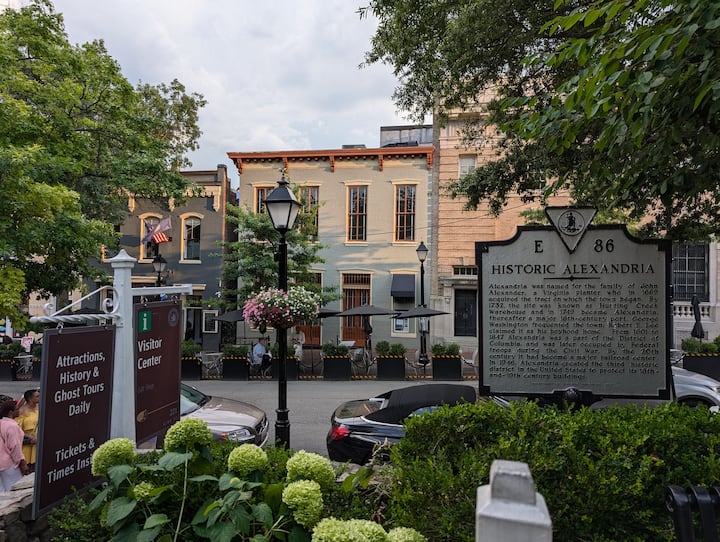 Classic Row House Steps From The Waterfront - Alexandria, VA