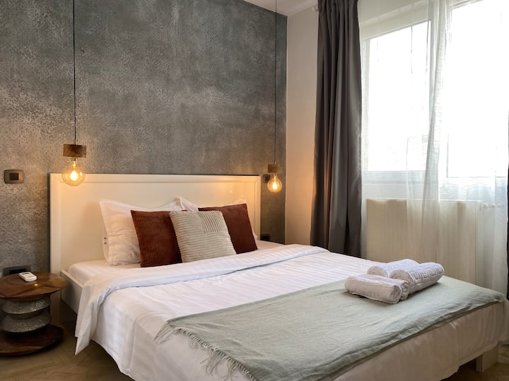 Old Town Overlooking | Vibrant 2br Apartment - 布加勒斯特