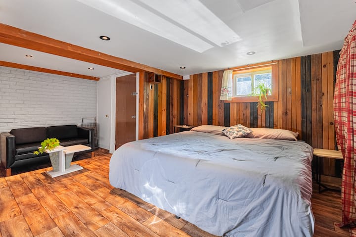 Studio Porte/salon Privé.jardin-parking.7min Métro - Laval, Canadá