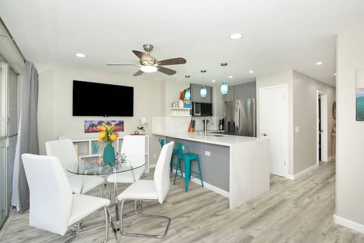 Heart Of Waikiki! 1 Block To Beach! Niihau #805 - Honolulu