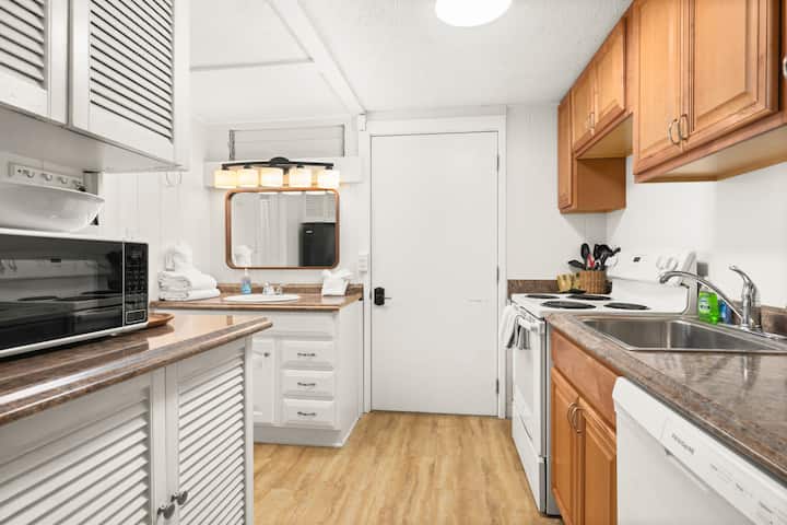 Prime Location! Double Studios Two King Bed Suites - Kailua-Kona, HI