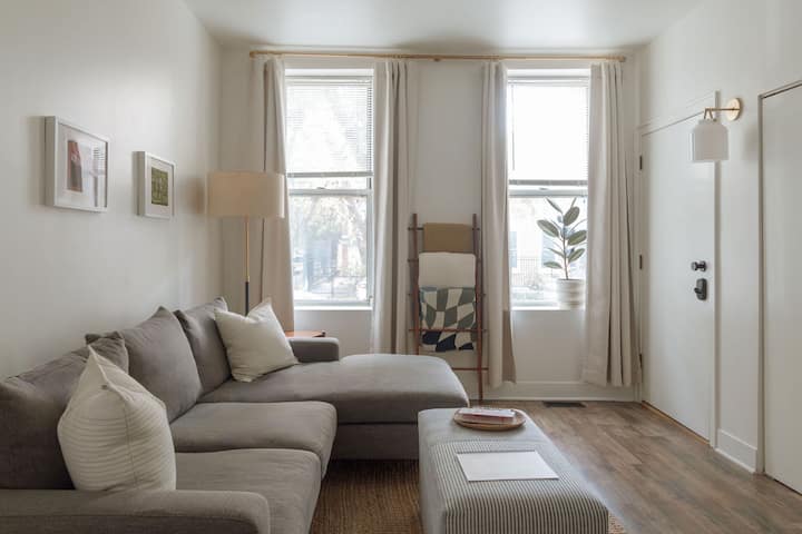 Newly Remodeled In West Town - Chicago, IL