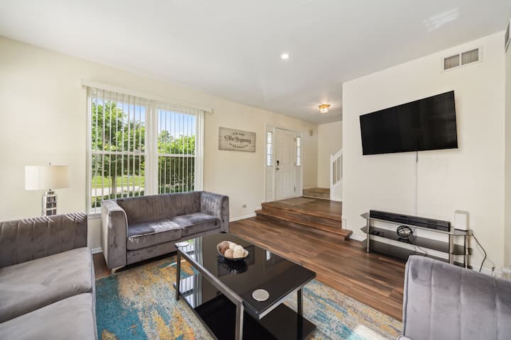 *Extended Stay* Plainfield Fhs Rental - Metcalf Ct - Joliet, IL