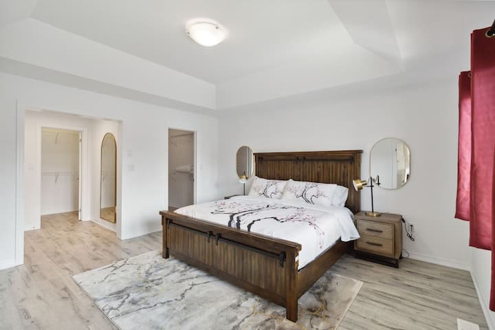 Sleek 4br Suite - Mins From City Highlights! - Oakville